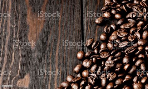 나무 테이블에 구운 커피 콩의 질감 많은 콩 자연 향기로운 곡물 어두운 커피 레터링 배경 커피 0명에 대한 스톡 사진 및 기타 이미지 Istock