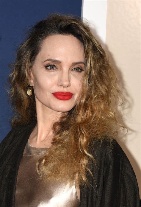 Vidéo Angelina Jolie ne ressemble plus à ça changement de style pour la star de 49 ans