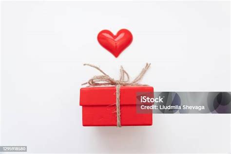 발렌타인 데이 레드 하트와 상자 카피 공간이있는 휴일 발렌타인 카드 2월에 대한 스톡 사진 및 기타 이미지 2월 다양 디자인 Istock
