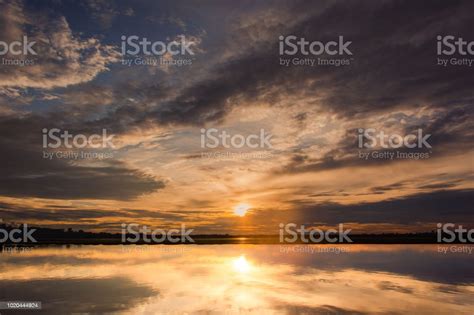 호수에서 일몰입니다 이상 위의 구름 뒤에 아름 다운 일몰 호수 풍경 배경 해질녘 구름과 함께 극적인 하늘 0명에 대한 스톡 사진 및 기타 이미지 Istock