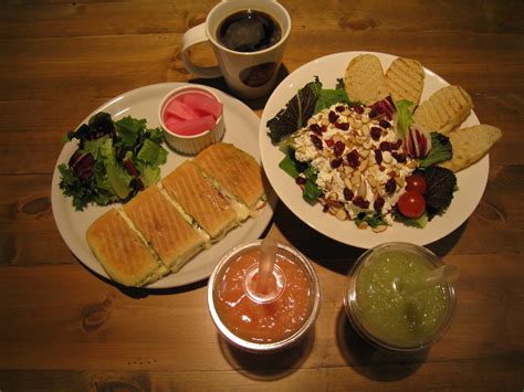 카페테라스 카페 테라스가 드리는 약속 1 매일 아침 맛있는 커피의 맛 향 질감 크레마를 위해서 바리스타가 커피 테스트를 시행합니다 2 카페테라스의 모든