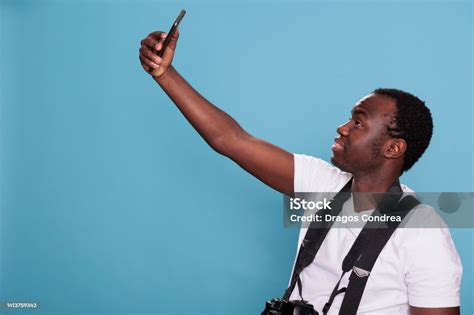 스마트 폰으로 셀카 사진을 찍는 아프리카 계 미국인 전문 사진 작가 Brand Name Smart Phone에 대한 스톡 사진 및 기타 이미지 Brand Name