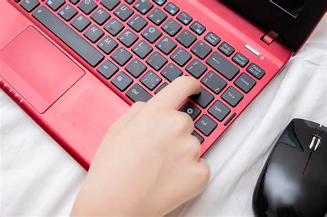 노트북에서 작업하는 어린이의 손 키보드클로즈업에 텍스트 입력 온라인 교육 개념 공부에 대한 스톡 사진 및 기타 이미지 공부