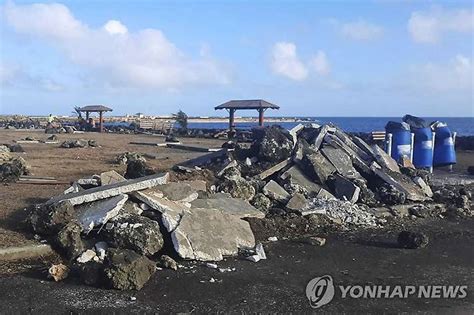 화산 피해 통가 구호 코로나로 차질호주 군용기 회항