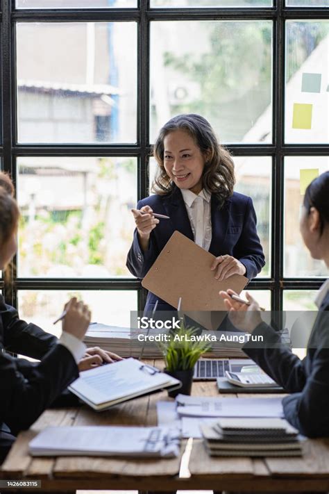 성공적인 비즈니스 팀은 성공을 위한 전략적 계획을 개발하기 위해 협력하는 파트너와 함께 새로운 프로젝트 아이디어를 브레인스토밍합니다 금융 사업 개념 전략에 대한 스톡 사진