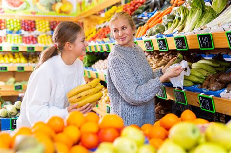 식료품 점에서 야채와 과일을 쇼핑 하는 긍정적인 여자와 십대 소녀 구매에 대한 스톡 사진 및 기타 이미지 구매 소녀 채소 Istock