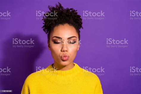 그녀의 클로즈업 초상화 그녀의 좋은 매력적인 사랑스러운 사랑스러운 쾌활한 달콤한 화려한 물결 모양의 머리 소녀 를 보내는 키스 통통한 입술 큐피드 고립 위에 밝은 생생한