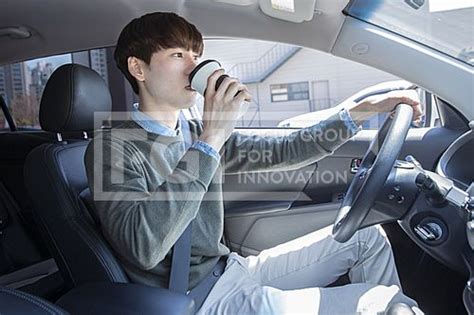 드라이버 093 Pho412 프리진 사진 남자 드라이버 Pho412b 동양인 한국인 20대 1인 청년 운전 야외 자동차 운전석 앉아있는 들고