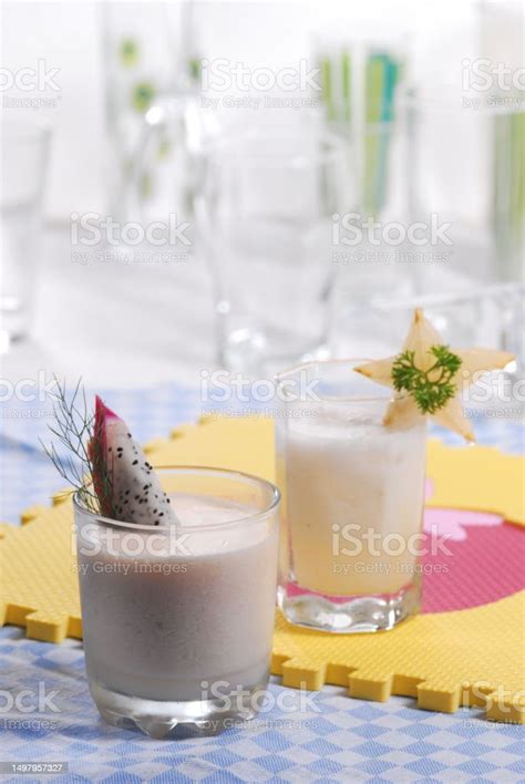 다양한 건강 과일 및 야채 주스를 제공합니다 다양한 재료의 과일 및 야채 주스 0명에 대한 스톡 사진 및 기타 이미지 0명 각얼음 감귤류 과일 Istock