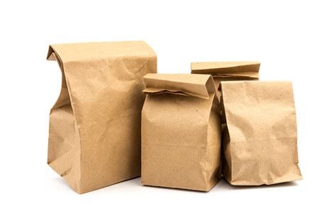 흰색 배경에 갈색 크래프트 종이의 종이 일회용 가방 플라스틱 포장거부 개념 디자이너 템플릿 비접촉식 제품 배달을위한 포장 0명에 대한 스톡 사진 및 기타 이미지 Istock