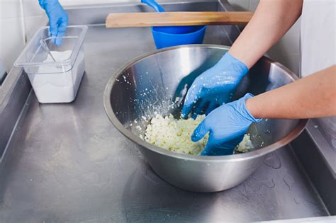 작은 회사에서 전통적인 치즈 만들기 치즈 메이커 손 클로즈업 탑 뷰 건강한 생활방식에 대한 스톡 사진 및 기타 이미지 건강한