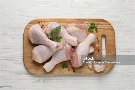 하얀 나무 테이블에 파슬리 향신료 및 마늘을 곁들인 생 치킨 드럼 스틱 전망 0명에 대한 스톡 사진 및 기타 이미지 0명 가금류 건강한 생활방식 Istock