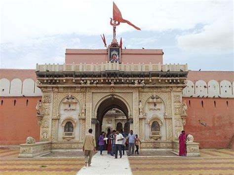जानिए कौन हैं करणी माता और क्या है मंदिर में पाए जाने वाले चूहों का