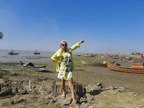 မြို့ပြနဲ့ဝေးတဲ့ ကမ်းခြေလေးမှာ စိတ်အပန်းဖြေရင်း လွတ်လပ်ပေါ့ပါးကာ လူငယ်တစ်ယောက်လို ပျော်ရွှင