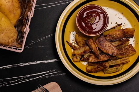 토마토 소스를 곁들인 소금에 구운 감자 패스트 푸드 레스토랑 고명에 대한 스톡 사진 및 기타 이미지 고명 구이 딜 허브 Istock