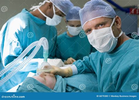 Trois Chirurgiens Fonctionnant Sur Un Patient Photo Stock Image Du