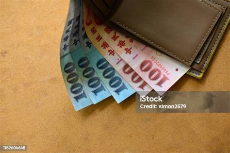 나무 테이블에 대만 통화 대만 뉴 달러 지폐와 남자의 지갑 0명에 대한 스톡 사진 및 기타 이미지 0명 Number 1000 거래 내역서 Istock