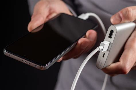 남자는 전화기와 충전기를 들고 있습니다 손에 파워 뱅크와 스마트 폰 Usb 케이블에 대한 스톡 사진 및 기타 이미지 Usb 케이블 남자 네트워크 연결 플러그 Istock