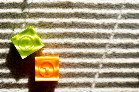 두 개의 색깔의 어린이 큐브는 바닥에 놓여 있으며 창문의 빛에 의해 조명됩니다 어린 시절에 대한 슬픈 그림 복사 공간 블라인드에 대한 스톡 사진 및 기타 이미지 Istock