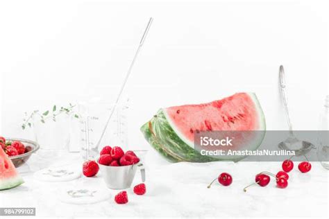 라임 주스 생강과 꿀 대리석 테이블과 흰색 바탕에 시원한 수 박과 딸기 레모네이드를 요리 여름 음료 개념입니다 공간 복사 건강한 식생활에 대한 스톡 사진 및 기타 이미지