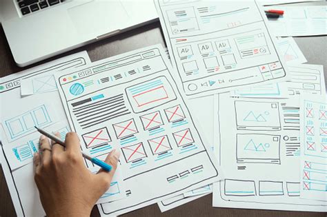 웹 사이트 디자이너 크리에이티브 계획 응용 프로그램 개발자 개발 초안 스케치 그리기 템플릿 레이아웃 프로토 타입 프레임 프레임