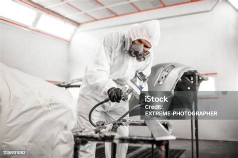 그림 부스에서 자동차 범퍼에 페인트의 코트를 적용 전체 작업복과 호흡 마스크에 자동차 차체가 게 색칠 기술자 가스 압축기에 대한 스톡 사진 및 기타 이미지 Istock