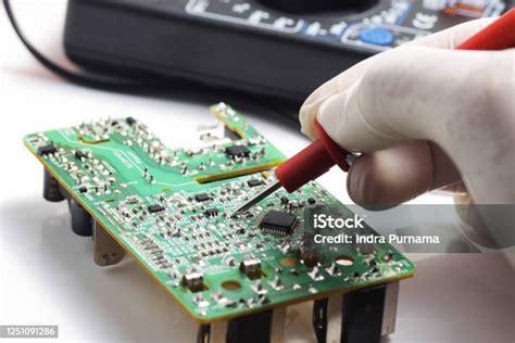 Menguji Komponen Smd Menggunakan Multitester Foto Stok Unduh Gambar Sekarang Solder Dipatri