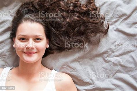 여자 미소 얼굴 닫기 과 그녀 거짓말 에 침대 건강한 생활방식에 대한 스톡 사진 및 기타 이미지 건강한 생활방식 곱슬 머리 귀여운 Istock