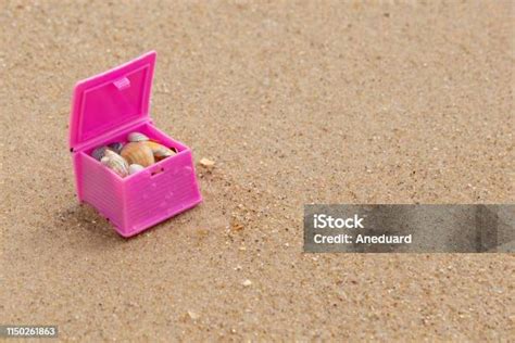 모래 해변에서 복사 공간 여름과 모험 개념 매크로와 조개 껍질을 가진 분홍색 장난감 가슴 0명에 대한 스톡 사진 및 기타 이미지 Istock