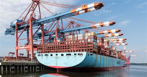 Maersk 강가 공급망 교통 국제 무역 글로벌 물류 기중기 기호 논리학 독일 무역 물 물 반사 바다의