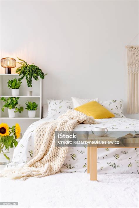 에코 코 튼 린 넨 옷을 입고 침대에 옆에 녹색 식물으로 화창한 봄 침실 인테리어 노란 악센트입니다 빈 흰색 배경 벽입니다 실제 사진입니다 침실에 대한 스톡 사진 및 기타