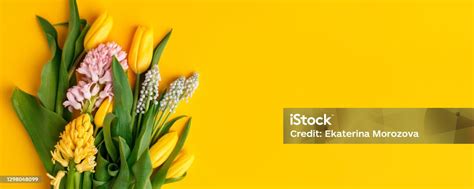 노란색 다채로운 휴일 배너 밝은 노란색 배경에 빨간색 노란색 튤립의 꽃다발 어머니의 날 발렌타인 데이 생일 축하 개념 한로 스프링 카피 스페이스 탑 뷰 인사말 카드 계절에