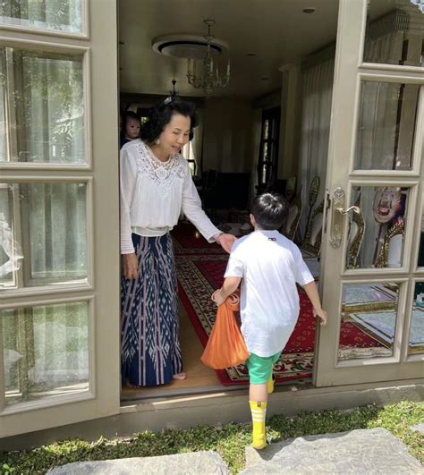 เป็นการเป็นงานมาก ชมพู่ อารยา ทำบุญขึ้นบ้านใหม่ สายฟ้า พายุ อาสาเป็นผู้ช่วยให้หลวงตา