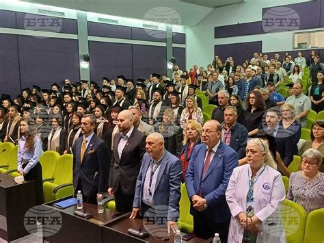 Бакалаври и магистри от факултет „Обществено здраве“ към МУ Плевен получиха дипломите си на