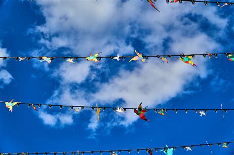 하늘 배경에 빨간색 흰색과 파란색 삼각형 번팅 깃발의 화환은 흰색 구름과 푸른 하늘에 뻗어 컬러 플래그 스트리트 장식 파티 0