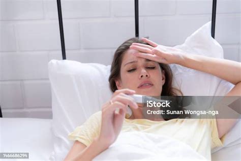 Lgbt 아플 때 서로를 돌보는 젊은 부부 심각하게 아프지 않은지 확인하기 위해 체온을 확인합니다 슬픔에 대한 스톡 사진 및 기타 이미지 Istock