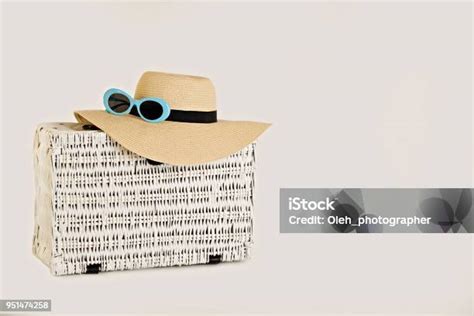 흰 바탕의 흰 고리 버들 세공 가방 여자 악세사리모자 선글라스와 스트라이프 블루 스 니 커 즈 가방에 대한 스톡 사진 및 기타