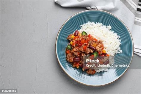 밝은 회색 테이블에 칠리 콘 카르네를 곁들인 쌀 접시 평평한 누워 텍스트를 위한 공간 0명에 대한 스톡 사진 및 기타 이미지 0명 건강한 생활방식 건강한 식생활