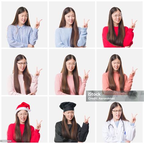 젊은 의사 요리사 아시아 여자의 콜라주 배경 승리 표시를 하 고 카메라에 윙크 하는 행복 한 얼굴로 웃 고 고립 번호 2입니다 갈색 머리에 대한 스톡 사진 및 기타 이미지