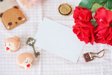 해피 애니버서리 컨셉 빨간 장미와 연인 마카롱 텍스트 에 대한 빈 엽서와 해피 발렌타인 데이 또는 기념일 개념 0명에 대한 스톡 사진 및 기타 이미지 Istock