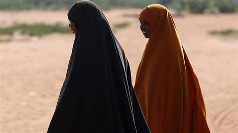 الصومال رجم سيدة حتى الموت بسبب جمعها بين 11 زوجا Euronews