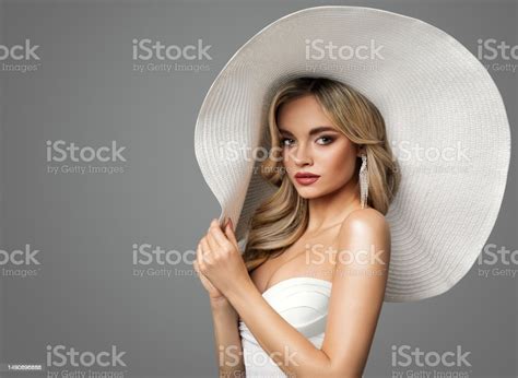 하얀 여름 모자를 쓴 우아한 신부 웨딩 메이크업과 곱슬 헤어 스타일을 가진 아름다운 여자 패션 모델 얼굴 초상화 크리스탈 귀걸이 보석 여자에 대한 스톡 사진 및 기타 이미지