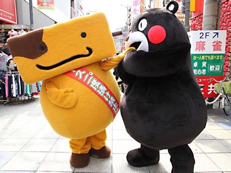 串カツをPRする新世界くしたんに熊本県のキャラくまモンが合流 あべの経済新聞