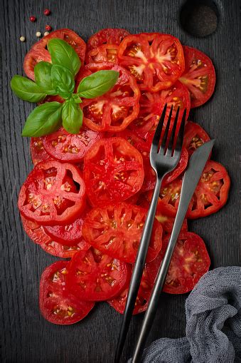 어두운 콘크리트 배경에 검은 나무 스탠드에 바질 잎과 후추와 토마토 슬라이스 선택적 초점 맨 위 보기입니다 공간을 복사합니다 가을에 대한 스톡 사진 및 기타 이미지 Istock