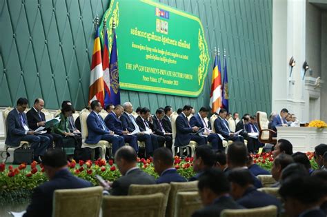 សម្តេចធិបតី ហ៊ុន ម៉ាណែត ណែនាំឱ្យមានការបន្ថែមម៉ោងដល់មន្រ្តីគយ នៅតាមកំពង់ផែស្ងួតនានានៅពេលយប់