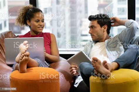 공동 작업 공간에서 함께 브레인 스토밍 창조적 인 디자이너의 그룹 편안한 위치 비즈니스 남자와 젊은 아프리카 계 미국인 여자