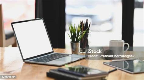 컴퓨터 태블릿 커피 컵 화분 노트북과 함께 현대 나무 테이블에 넣어 흰색 빈 화면 노트북 질서 정연 편안한 직장 개념 누워있기에 대한 스톡 사진 및 기타 이미지 Istock