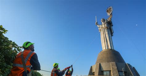 Կիևի Մայր Հայրենիք հուշարձանի վրա ԽՍՀՄ զինանշանի փոխարեն եռաժանի է տեղադրվել