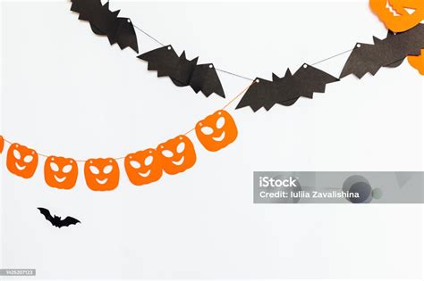 트릭 또는 치료 개념 할로윈 화환 장식 호박과 박쥐가 흰색 배경에 고립 된 휴일 구성 할로윈 파티 준비 가을 행복한 할로윈 10