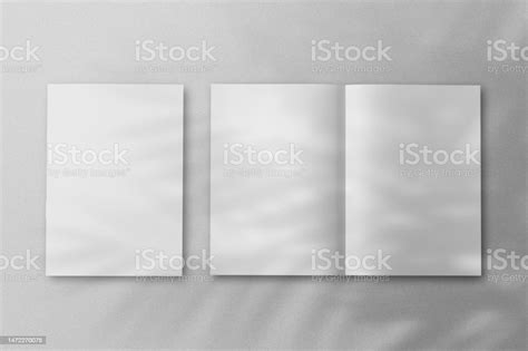 현실적인 평면도 표지와 열린 세로 A4 또는 A5 잡지 또는 문구 및 브랜딩용 브로셔 소책자 모형 템플릿은 밝은 회색 배경과